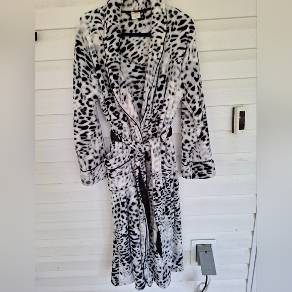 Soma | Intimates & Sleepwear | Soma Leopard Print Plush Robe Lxl And ...